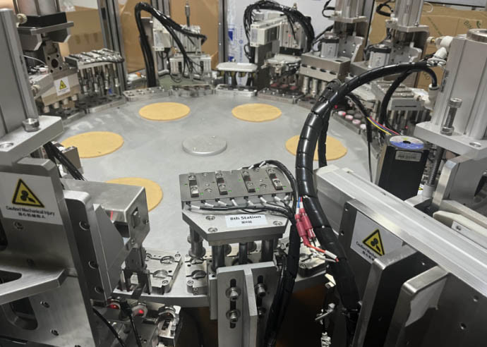 OEM Heli Cap Assembly Machine 50Hz Plastic Cover Sealing Machine