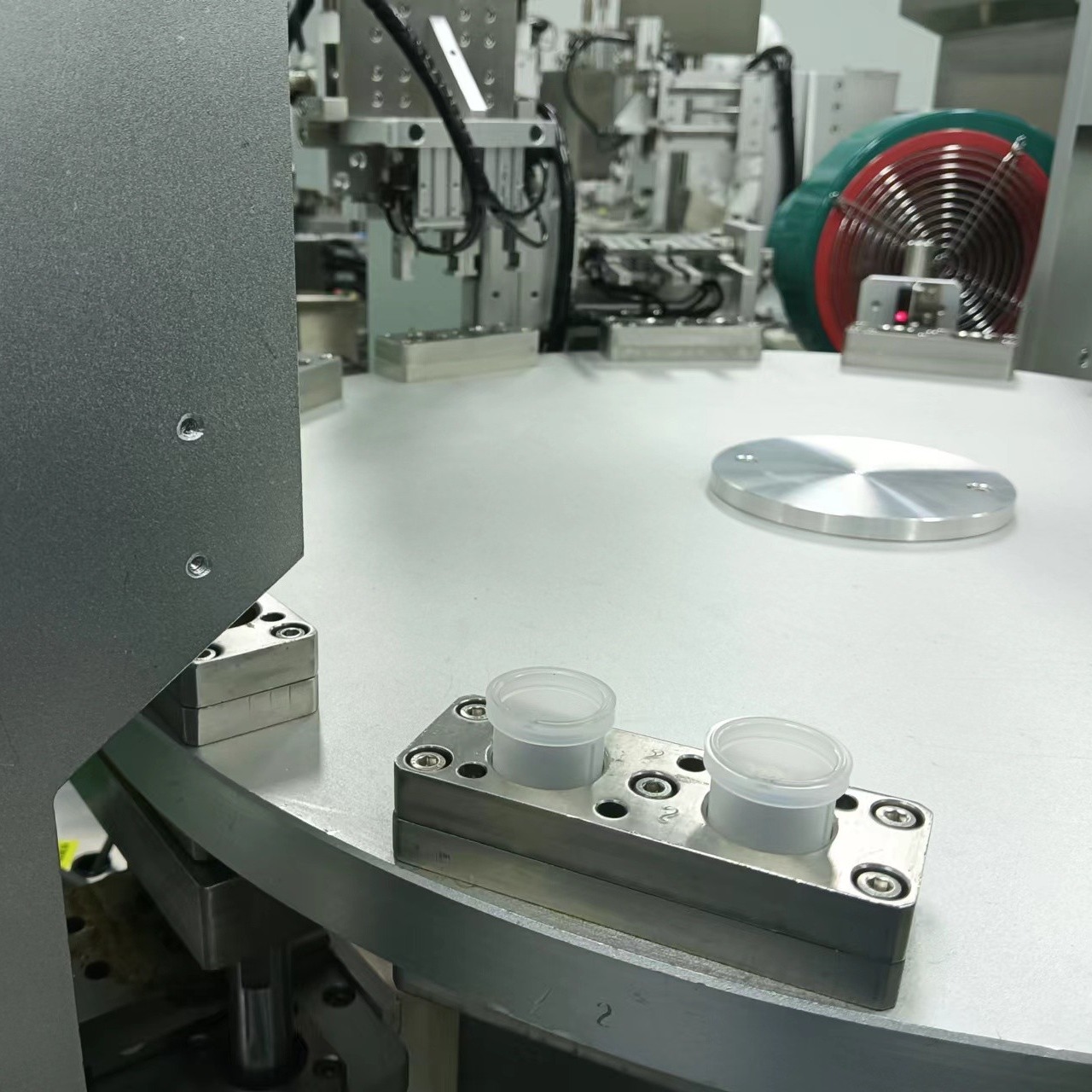 Aluminum and Stainless Steel Alloy Cap Assembly Machine for GMP Standards