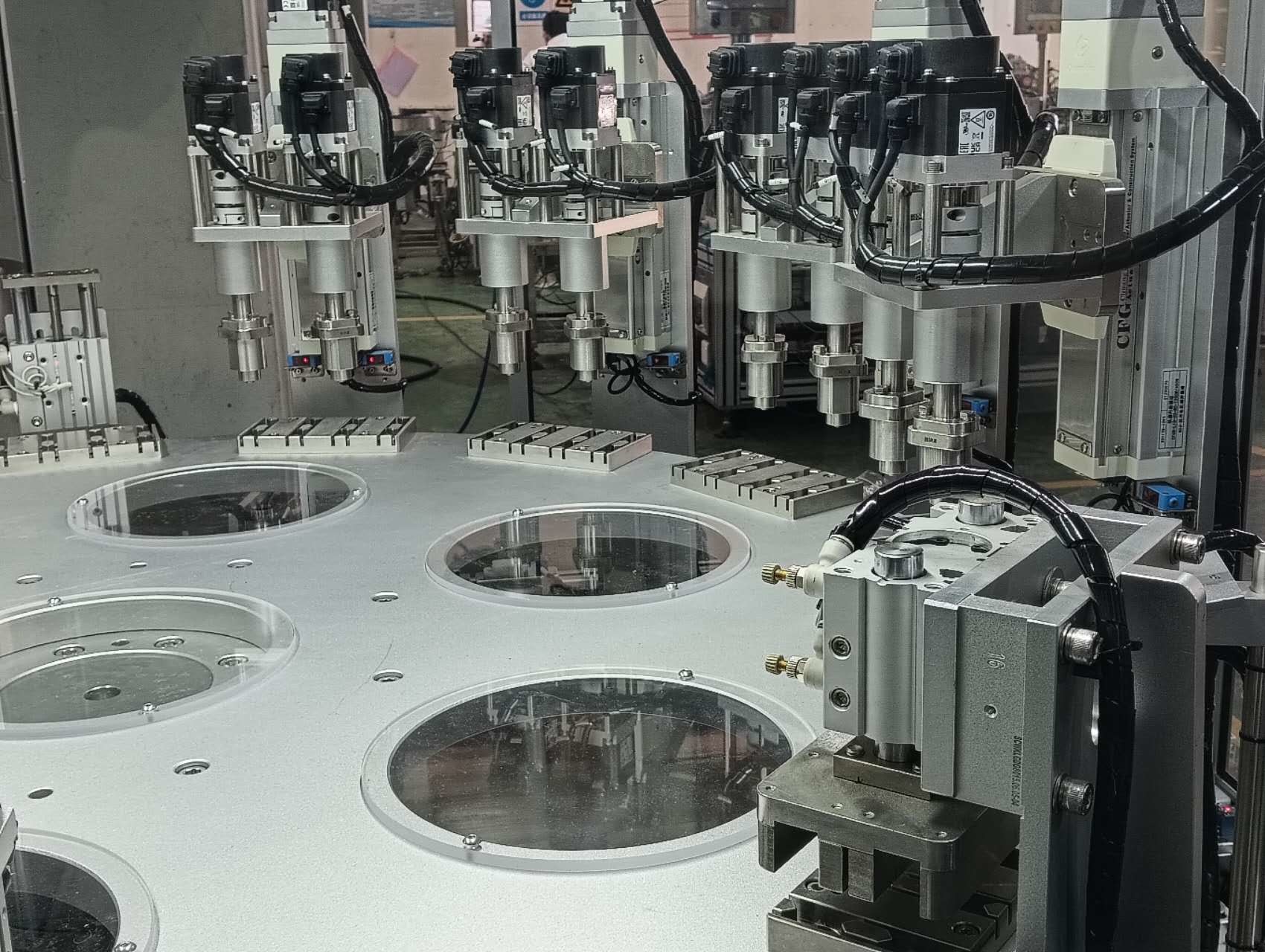 Flip Top Cap Assembly Machine AC380V Automatic For Daily Necessities Production